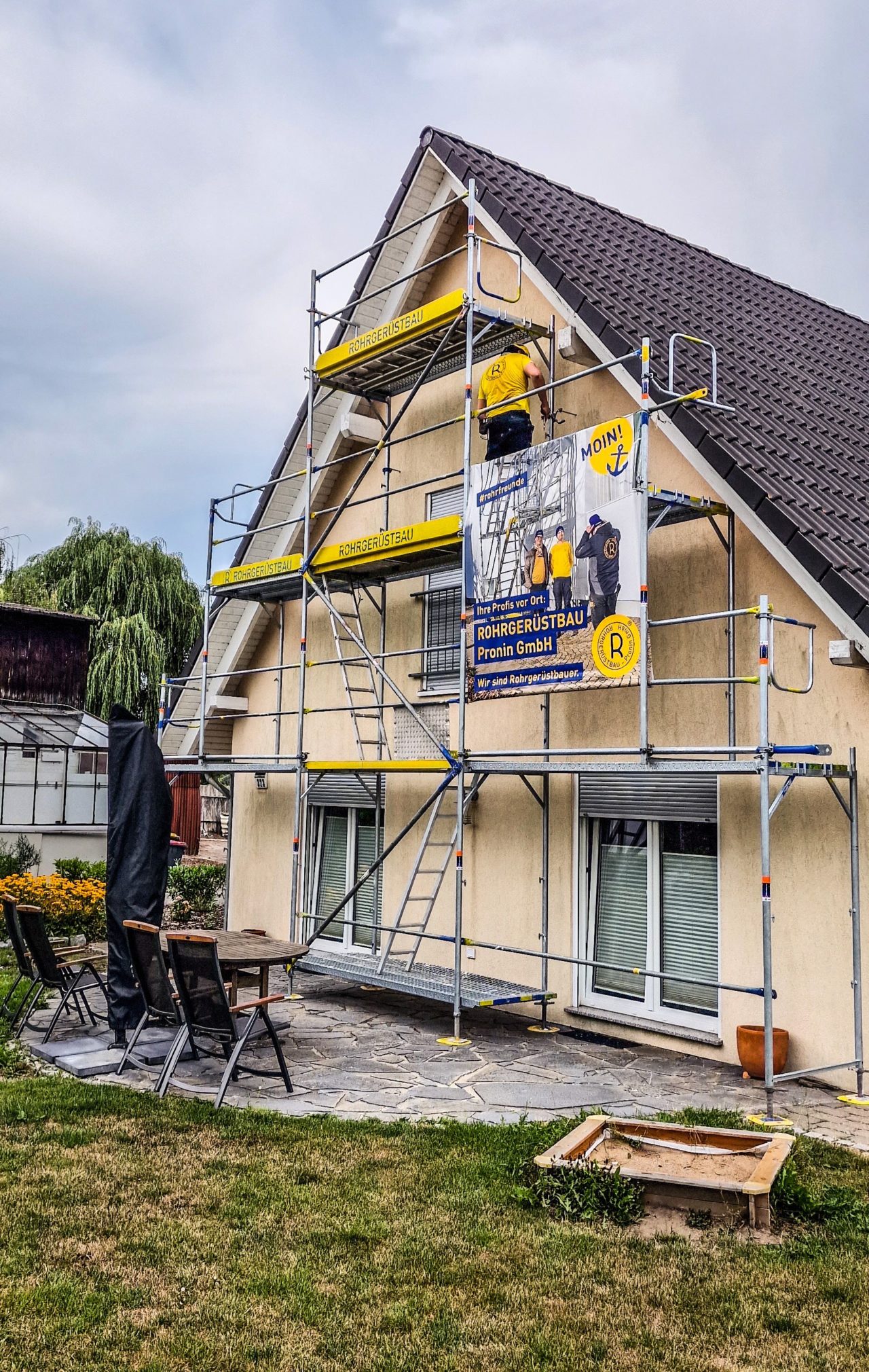 Fassadengerüst für Fassadensanierung - ROHRGERÜSTBAU Pronin GmbH